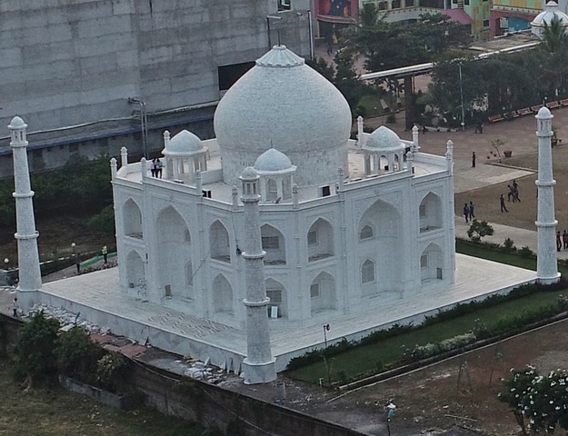 Indian builds Taj Mahal replica home for wife - Life & Style - Aaj ...
