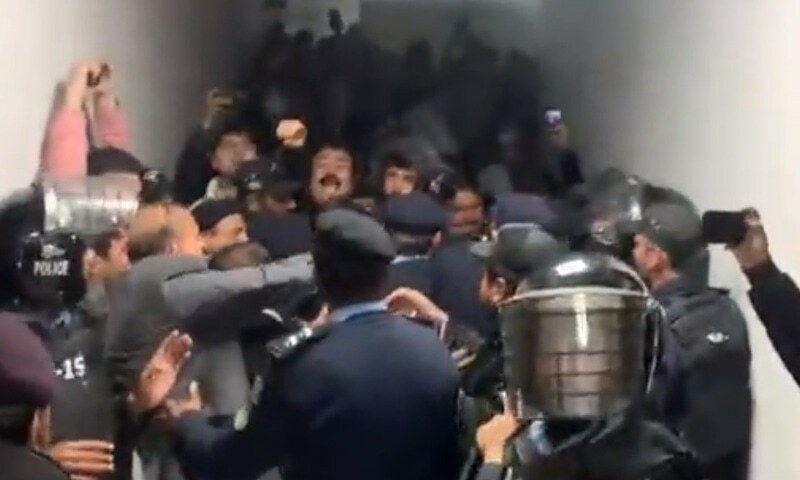 JUI-F calls off countrywide protests after lawmakers, party workers ...