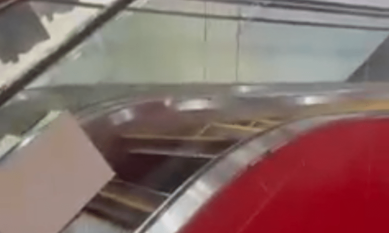 Escalator gives way again at Karachi’s Ocean Mall - Pakistan - Aaj ...