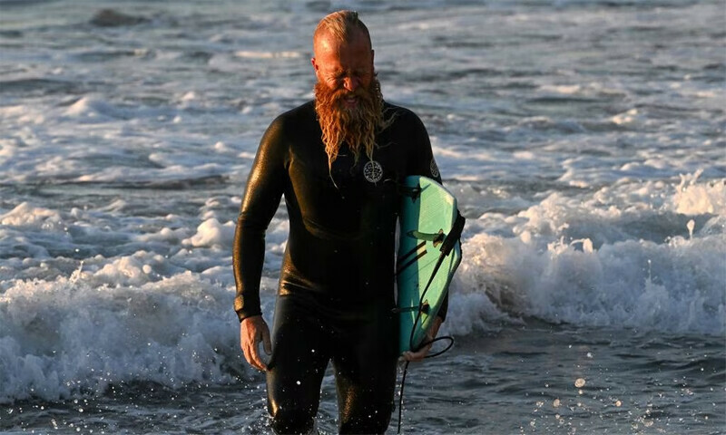 Australian smashes record for world’s longest surf - Sports - Aaj ...