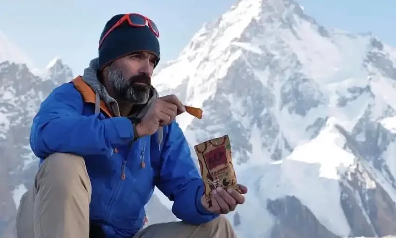 Mountaineer Asif Bhatti rescued after four-day-long mission - Pakistan ...