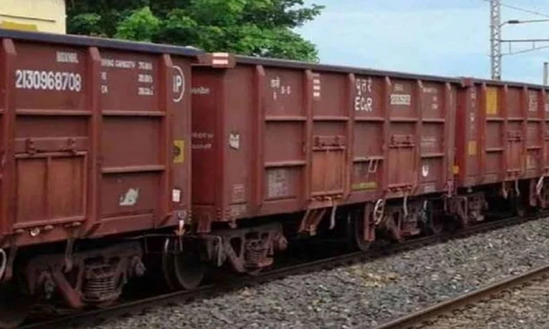 Two bogies of goods train detached from engine near Faisalabad ...