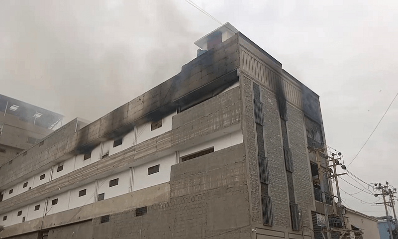 Fire erupts in Karachi factory - Pakistan - Aaj English TV