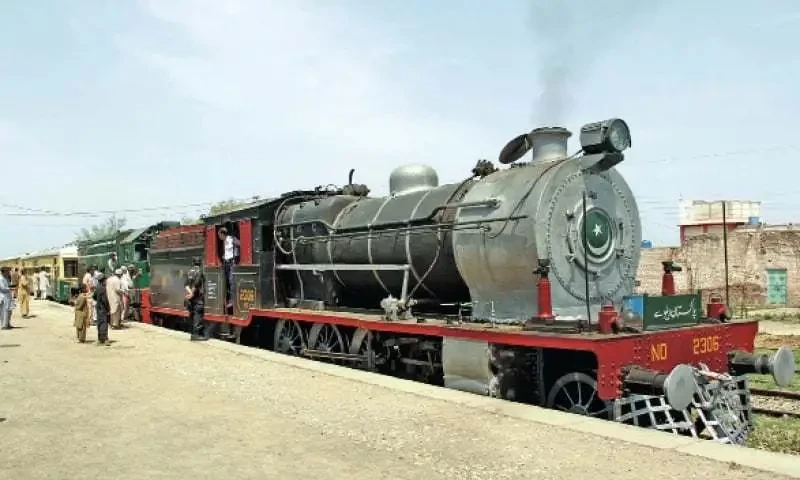 Pakistan Railways introduces Safari Steam Train - Pakistan - Aaj English TV