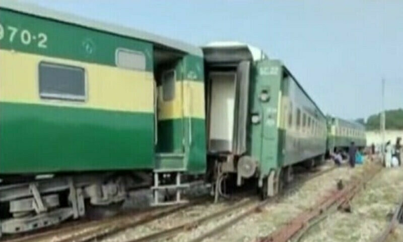 Sir Syed Express Train derails but avoids major disaster - Pakistan - Aaj English TV