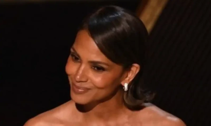 Halle Berry recreates iconic 2003 kiss with Adrien Brody at Oscars 2025 ...