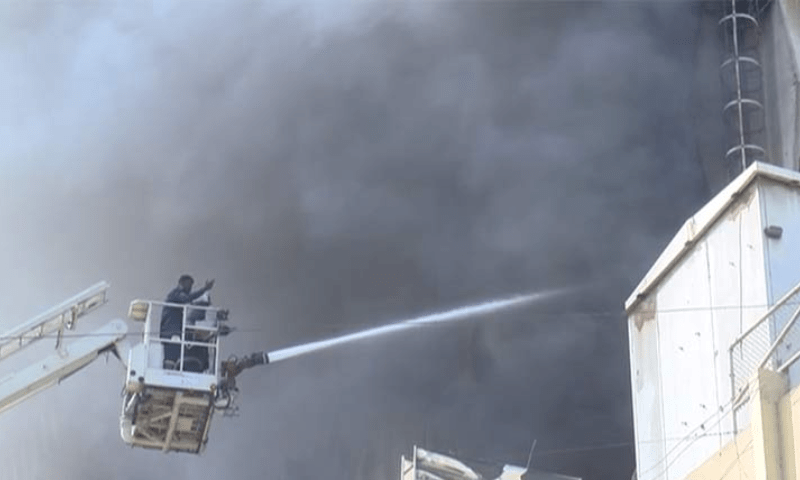 Karachi: Massive fire engulfs 4 factories in Landhi - Pakistan - Aaj English TV